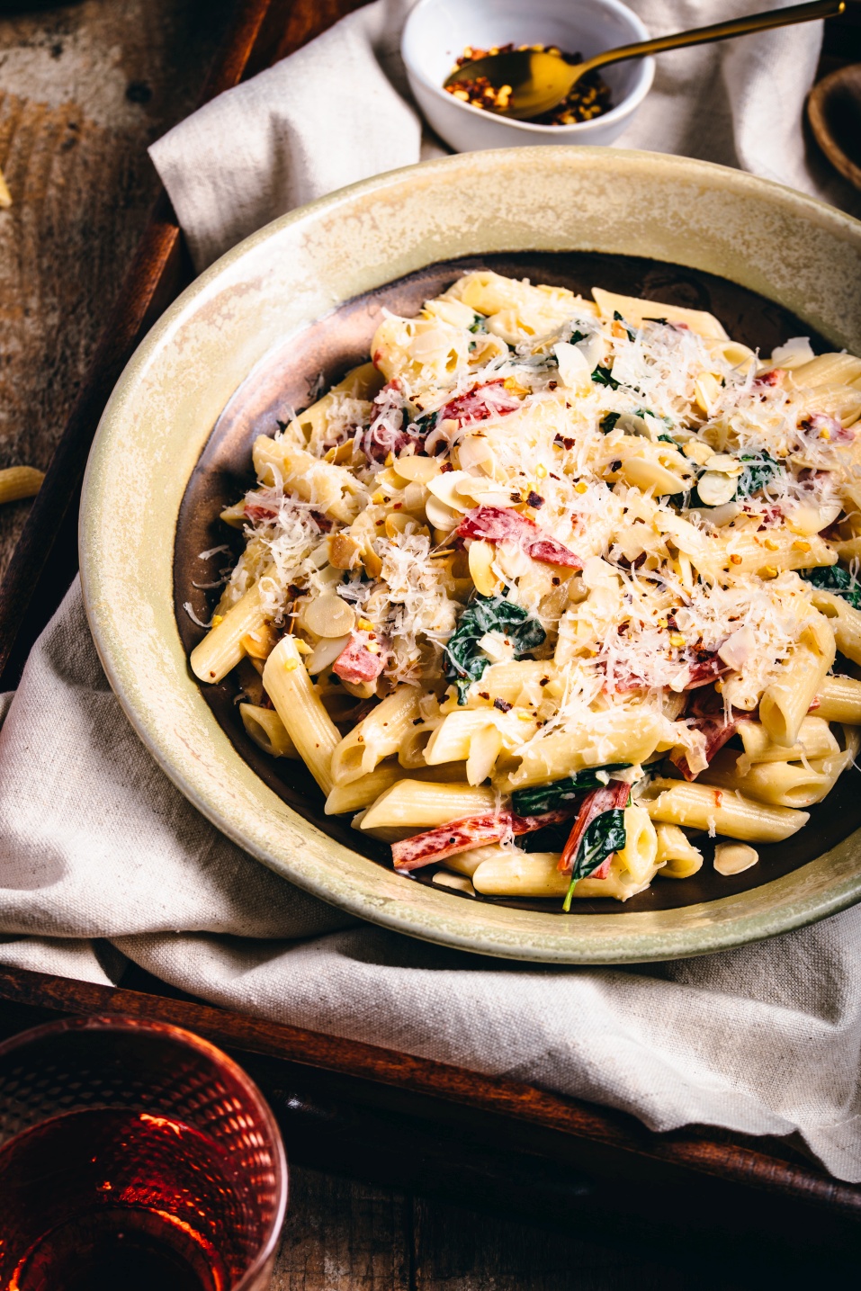 Paste cu sos alb, spanac baby, ardei copt și migdale crocante ...