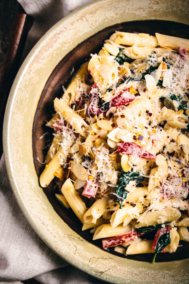 Paste cu sos alb, spanac baby, ardei copt și migdale crocante ...