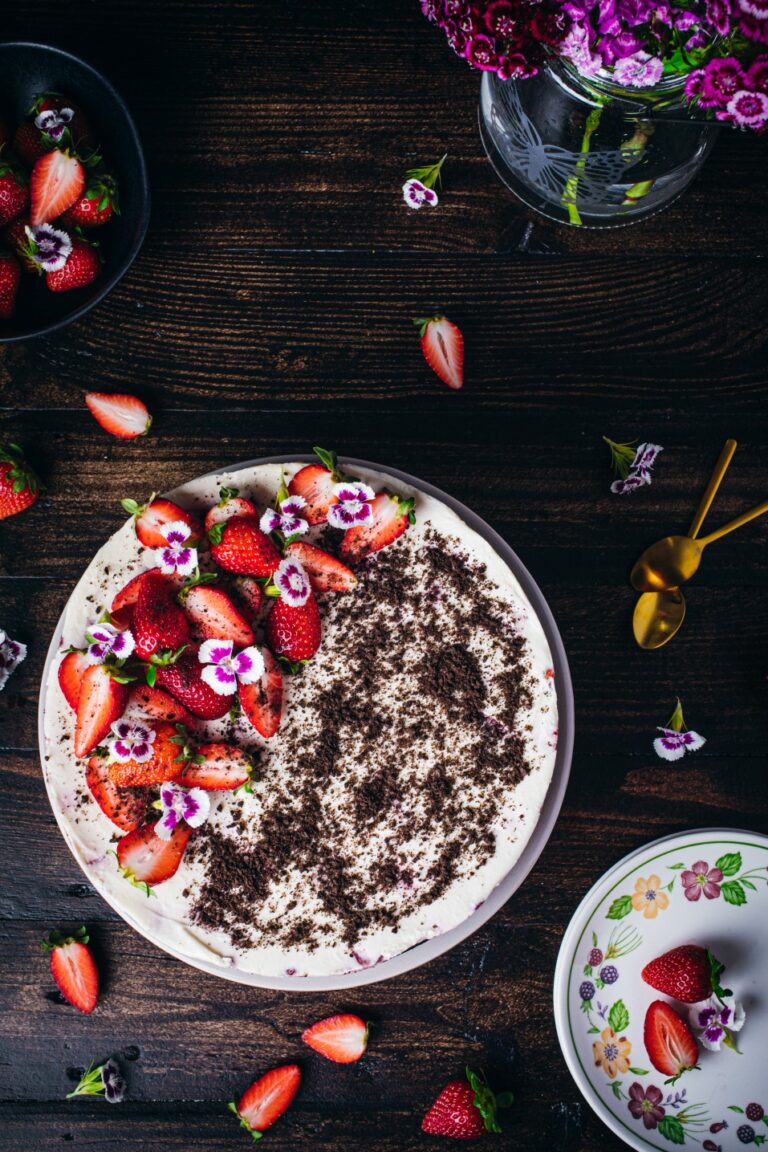 Cheesecake cu ricotta, ciocolată albă și căpșuni - infarfurie.ro