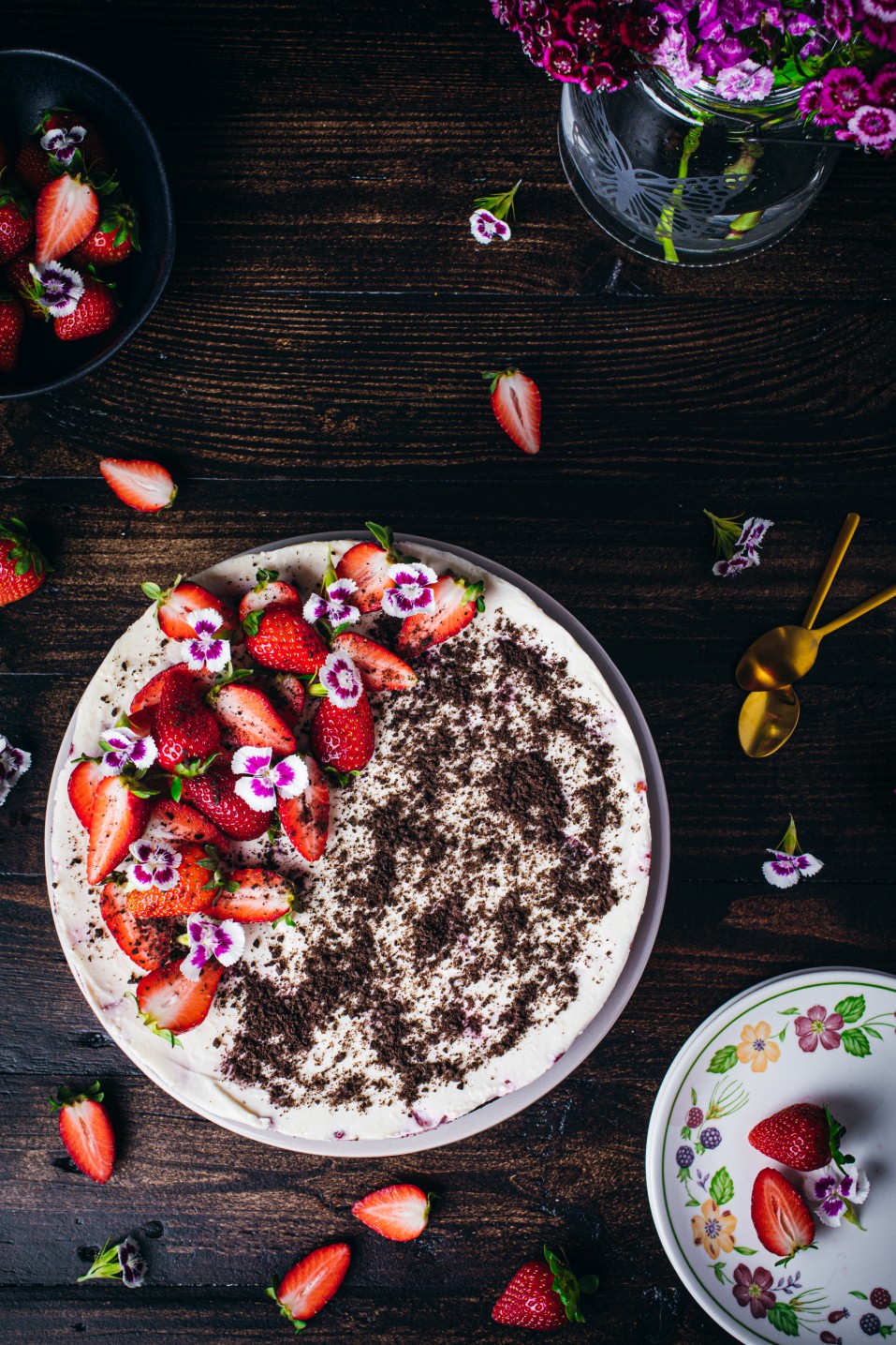 Cheesecake cu ricotta, ciocolată albă și căpșuni - infarfurie.ro