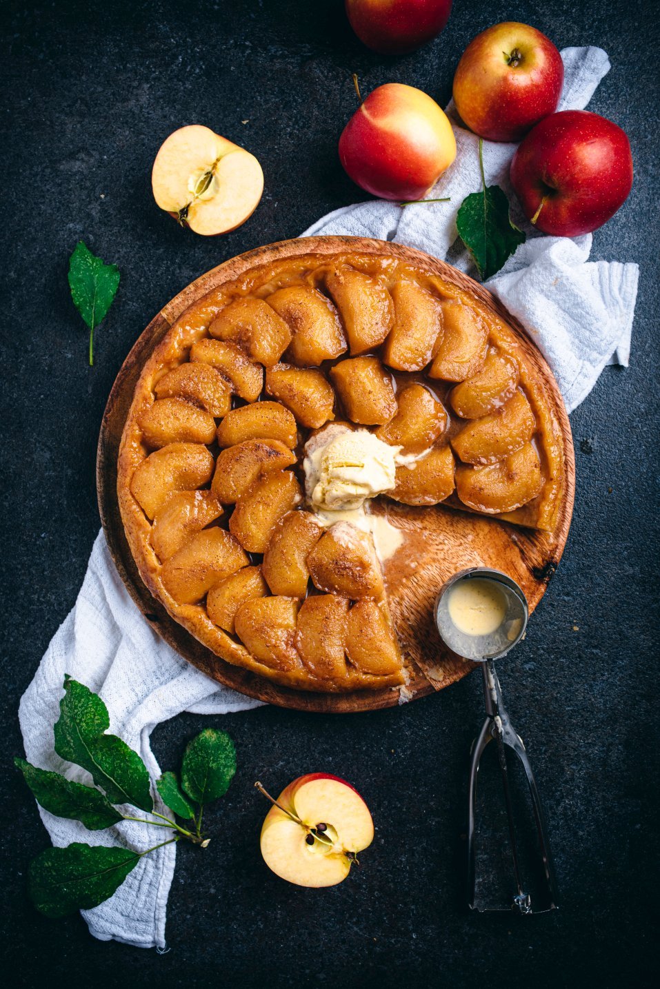 Tartă Tatin cu mere - infarfurie.ro