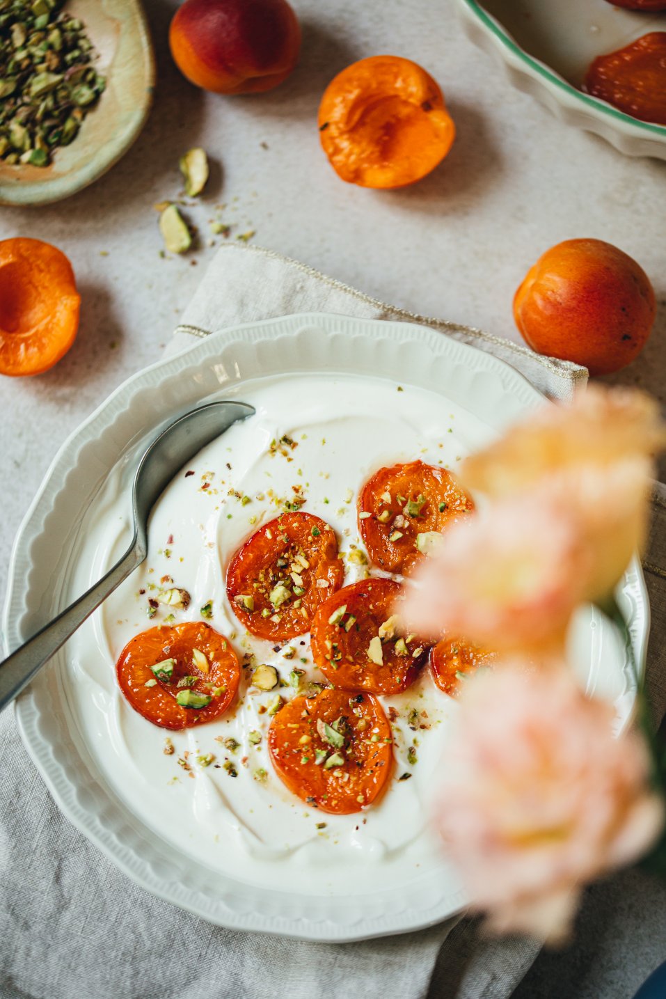 Iaurt grecesc cu caise coapte, miere și fistic