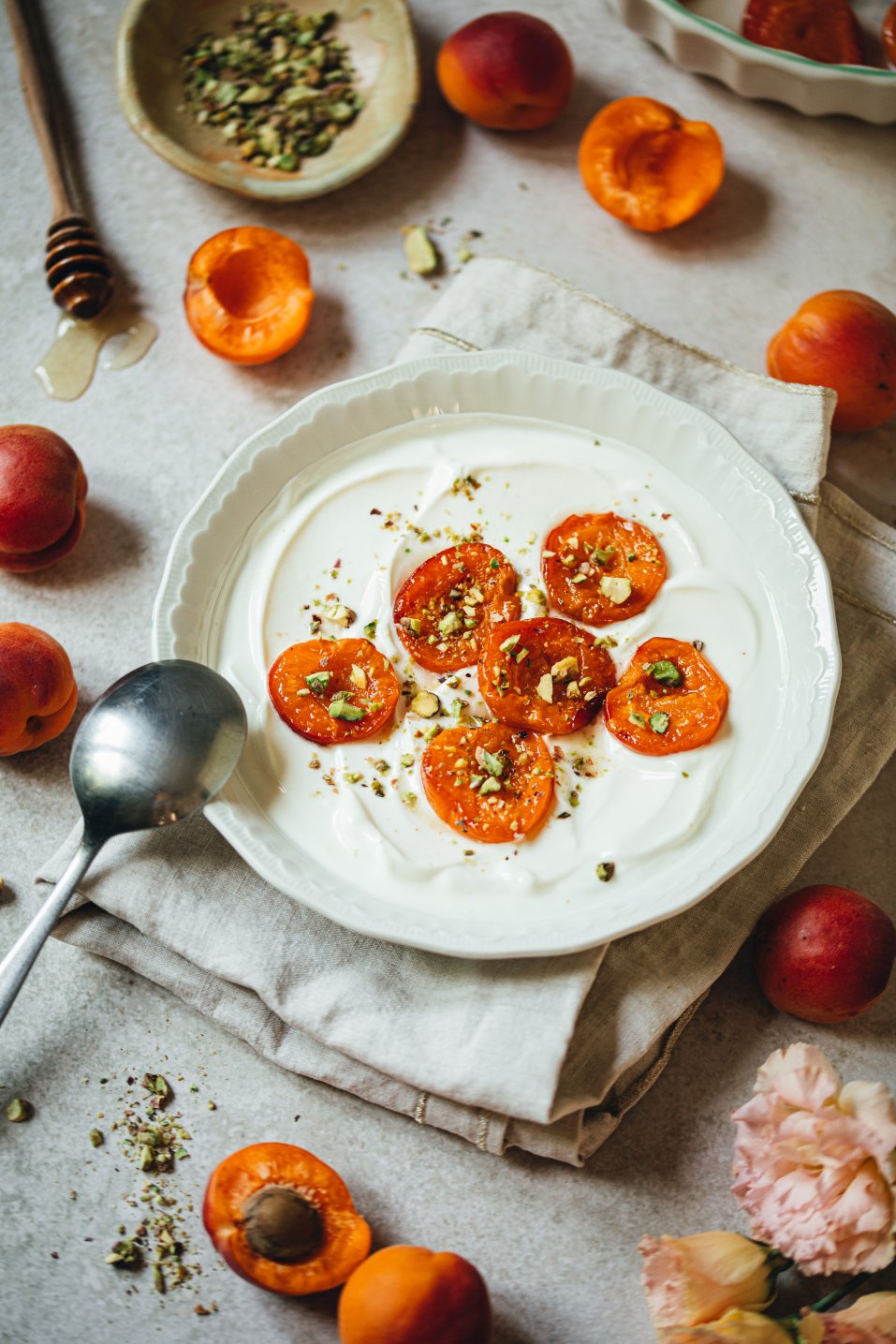 Iaurt grecesc cu caise coapte, miere și fistic