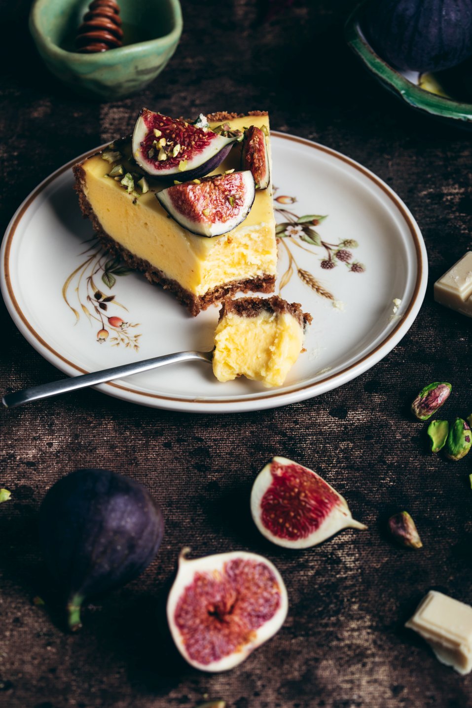 Cheesecake cu ciocolată albă, smochine și fistic