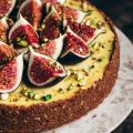 Cheesecake cu ciocolată albă, smochine și fistic