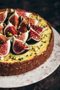Cheesecake cu ciocolată albă, smochine și fistic