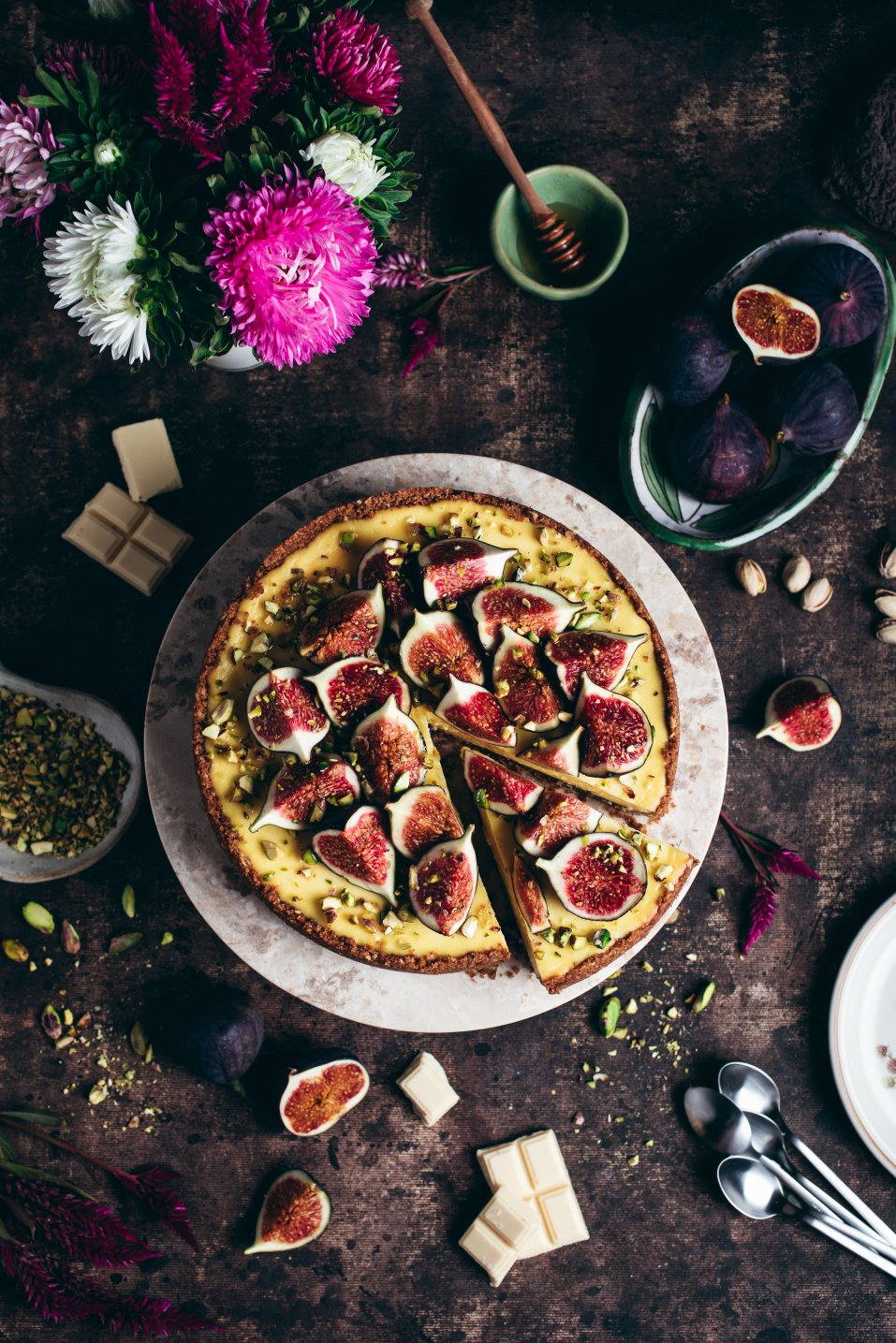 Cheesecake cu ciocolată albă, smochine și fistic