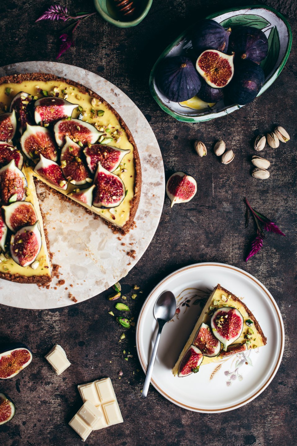 Cheesecake cu ciocolată albă, smochine și fistic